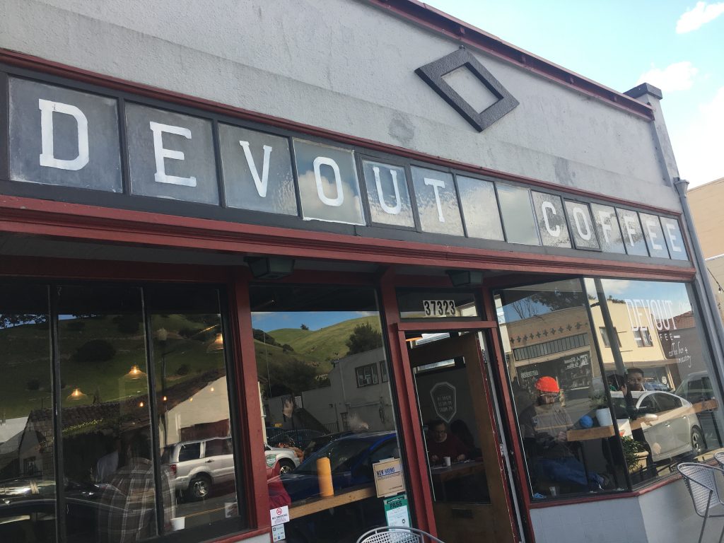 【フリーモント】アンティーク街にある兄弟が始めたコーヒーショップ ＃Devout Coffee（デバウト・コーヒー） | SF CLIP